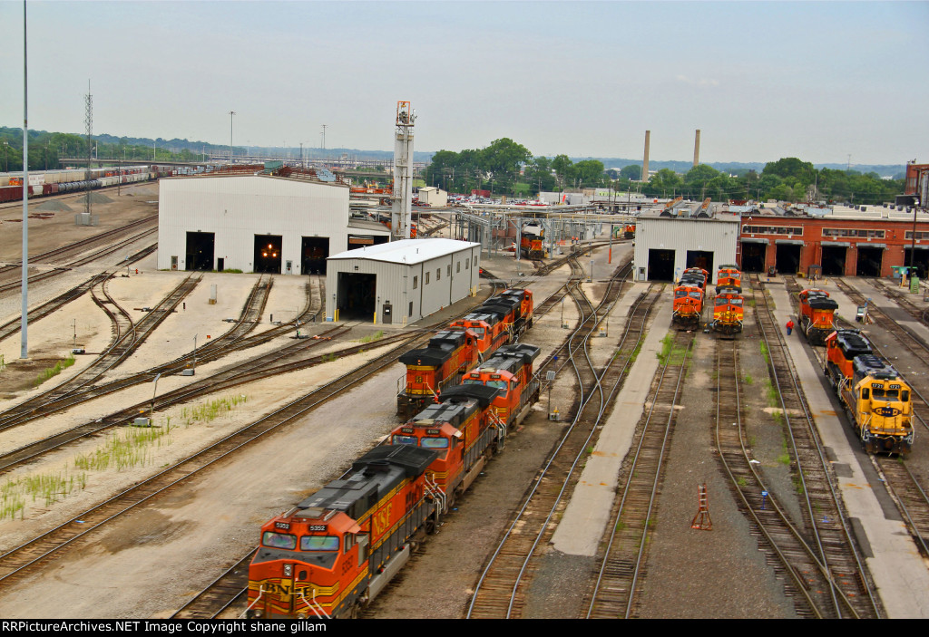 BNSF 5999 and More Ge's.